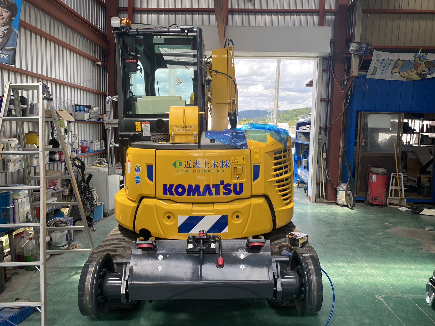 新車！ KOMATSU PC-58UUT －6型 鉄道修理用 （鉄道用・軌陸BH バックホー）コーティング | 木津川市 奈良市 城陽市のタイヤ交換・車検・パーツ取り付け｜ガレージ大西